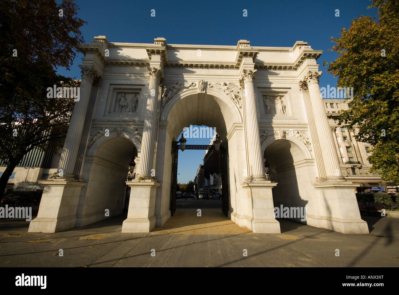 Marble arch speakers corner hi-res stock photography and images - Alamy