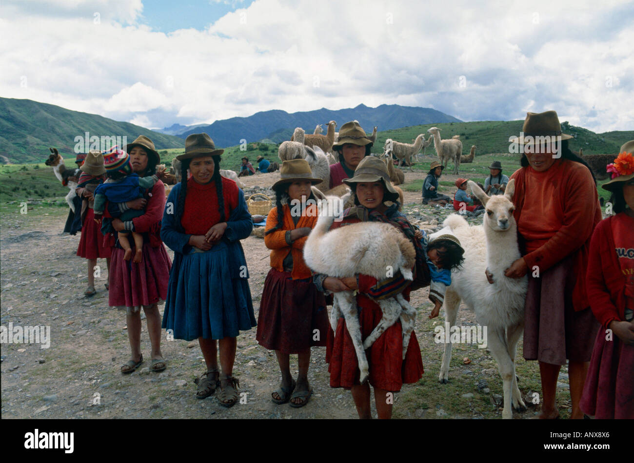 Portrait indian girl cuzco peru hi-res stock photography and images - Alamy