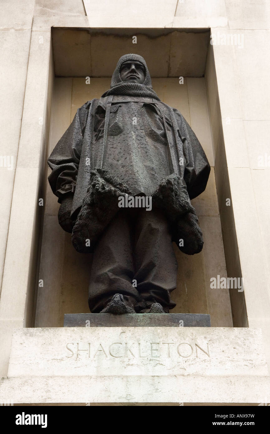 Ernest shackleton statue hi-res stock photography and images - Alamy