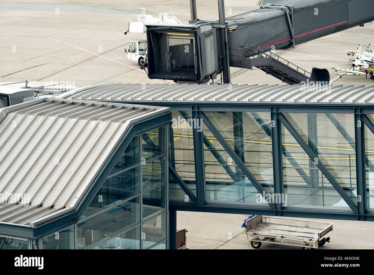 Airport gangway hi-res stock photography and images - Alamy