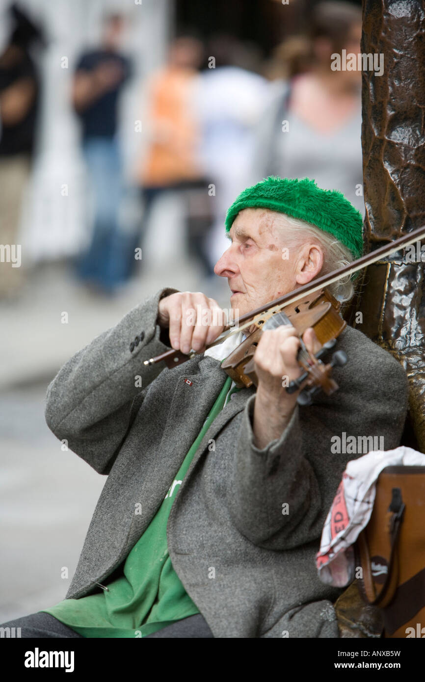old man playing fiddle in dublin, ireland Stock Photo - Alamy