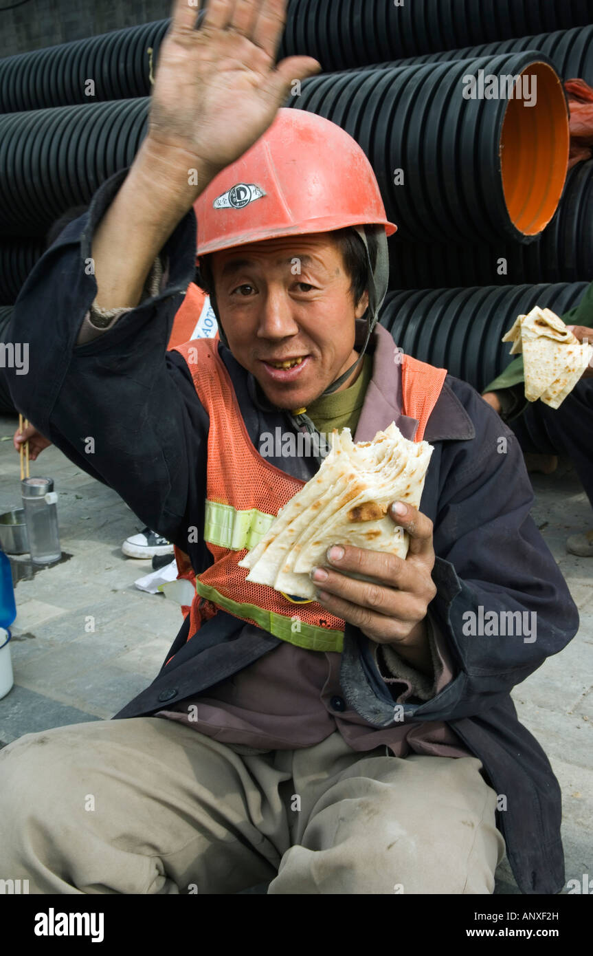 Construction workers eating hi-res stock photography and images - Alamy