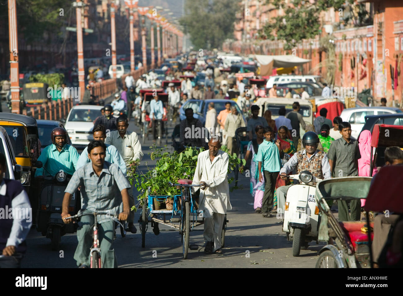 INDIA, Rajasthan, Jaipur: Traffic / Johari Bazaar Stock Photo - Alamy