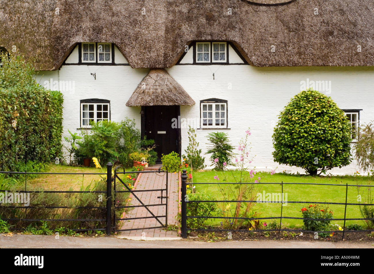 Beehive Cottage at Lyndhurst in the New Forest Stock Photo - Alamy