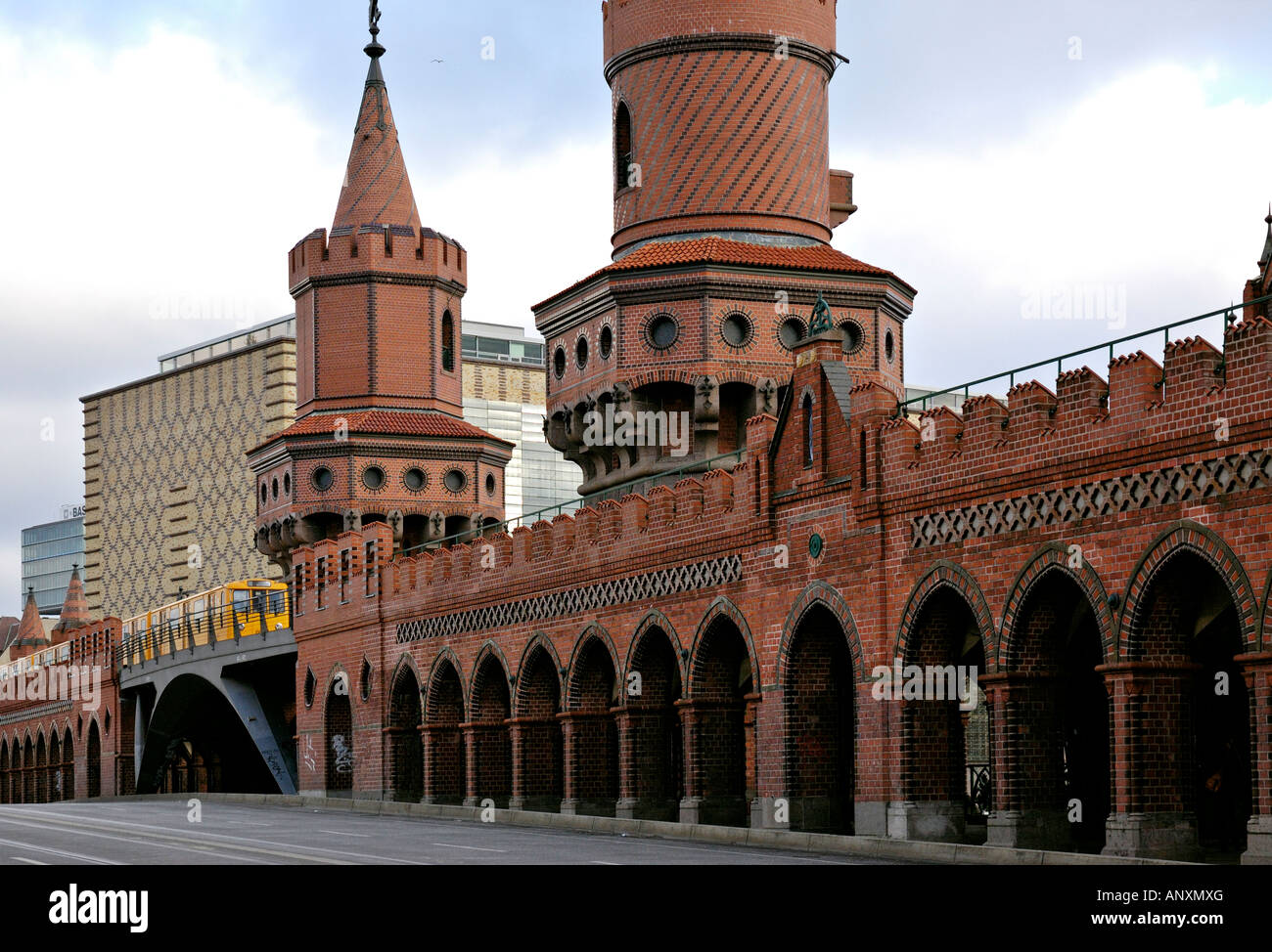 Railway bridge overground train hi-res stock photography and images - Alamy