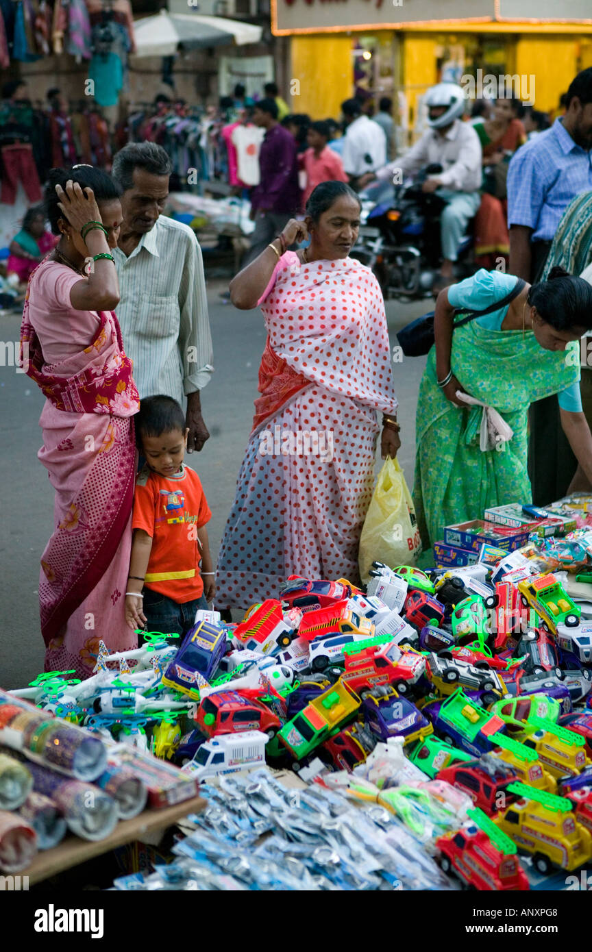 INDIA, Goa, Panaji: Street Market Shoppers (NR Stock Photo - Alamy