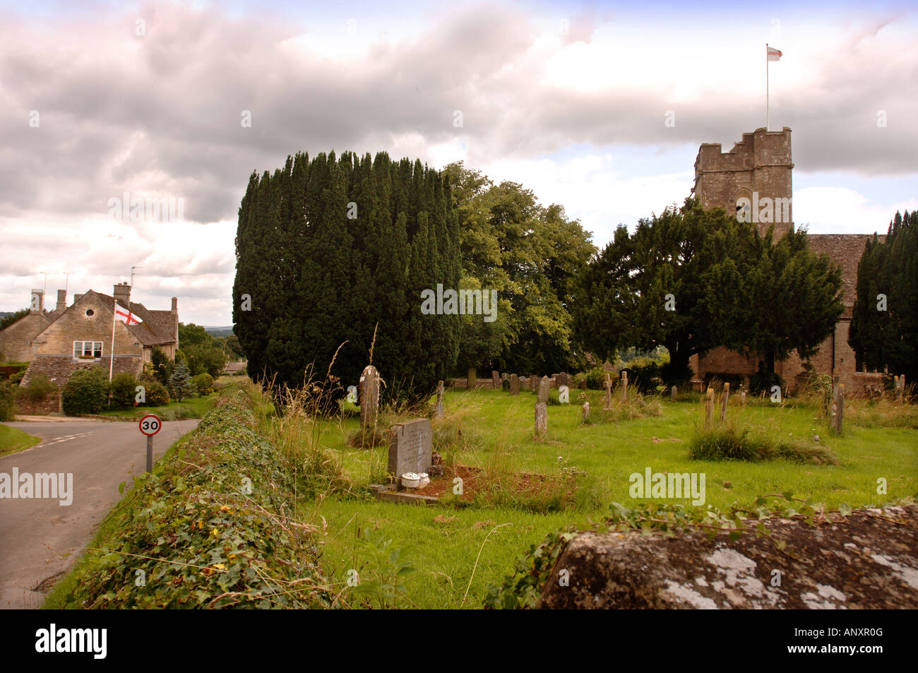 THE CHURCH OF ST PETER IN THE OXFORDSHIRE VILLAGE OF WINDRUSH Stock ...