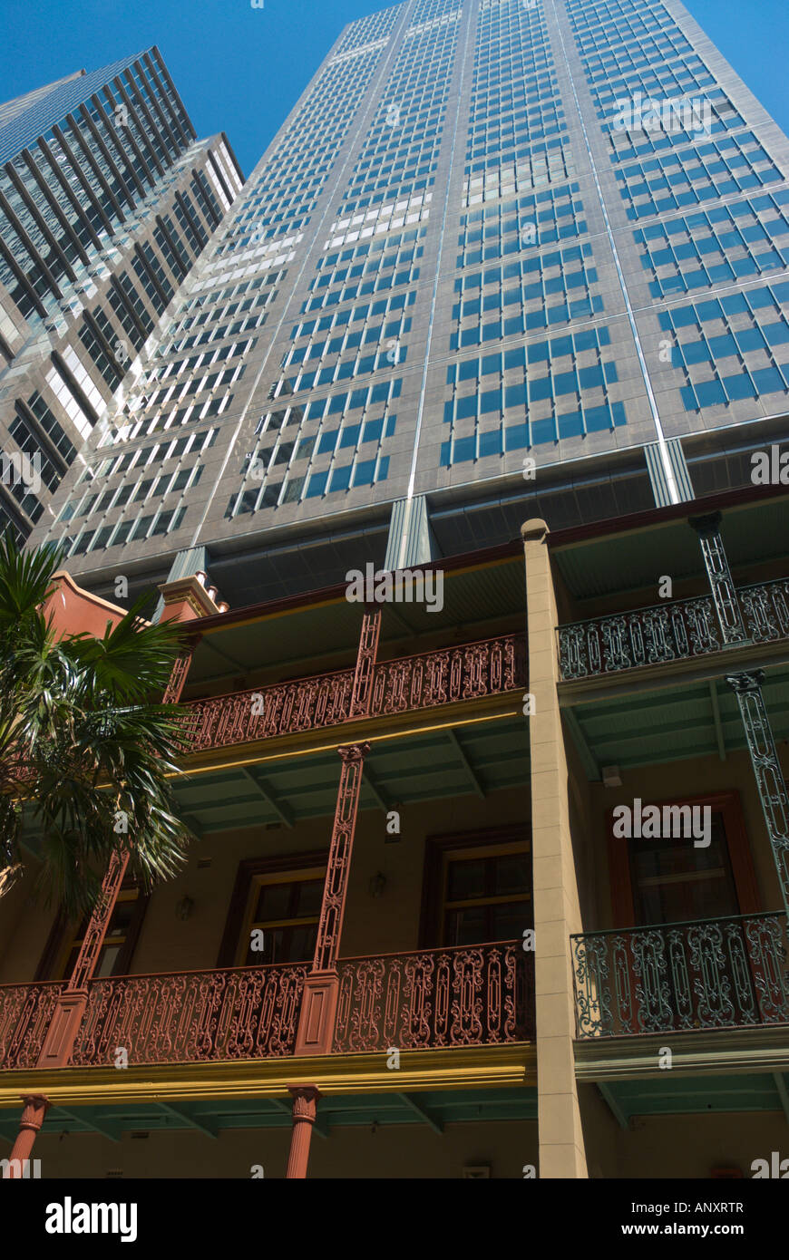 Contrasting buildings in the business district of Sydney, Australia ...