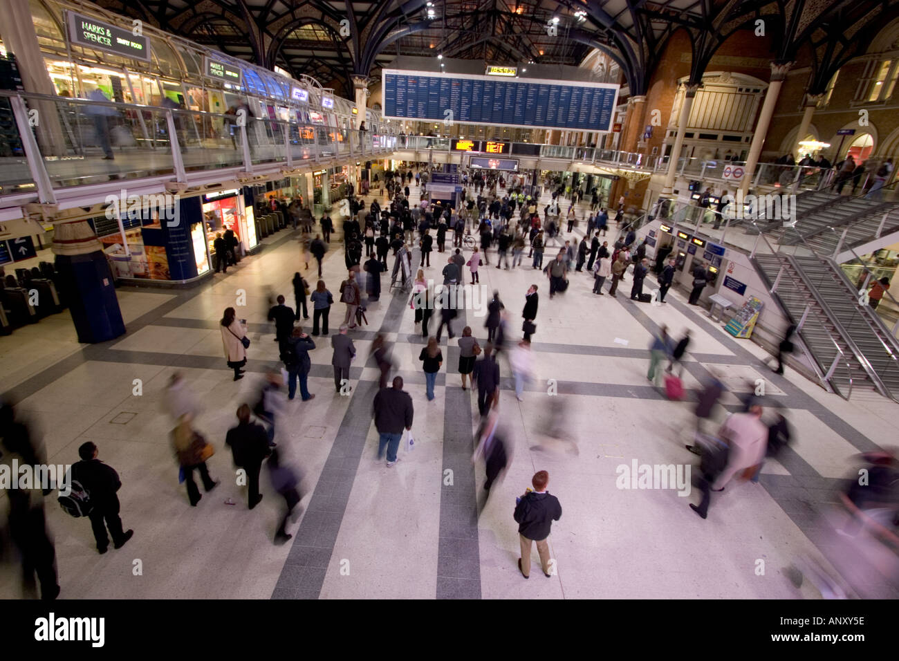 Commuters wait liverpool street station hi-res stock photography and ...