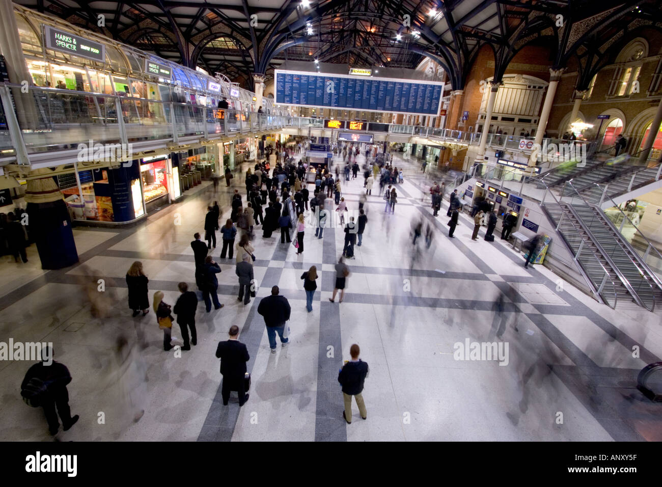 Liverpool street station concourse London with crowds of commuters in ...