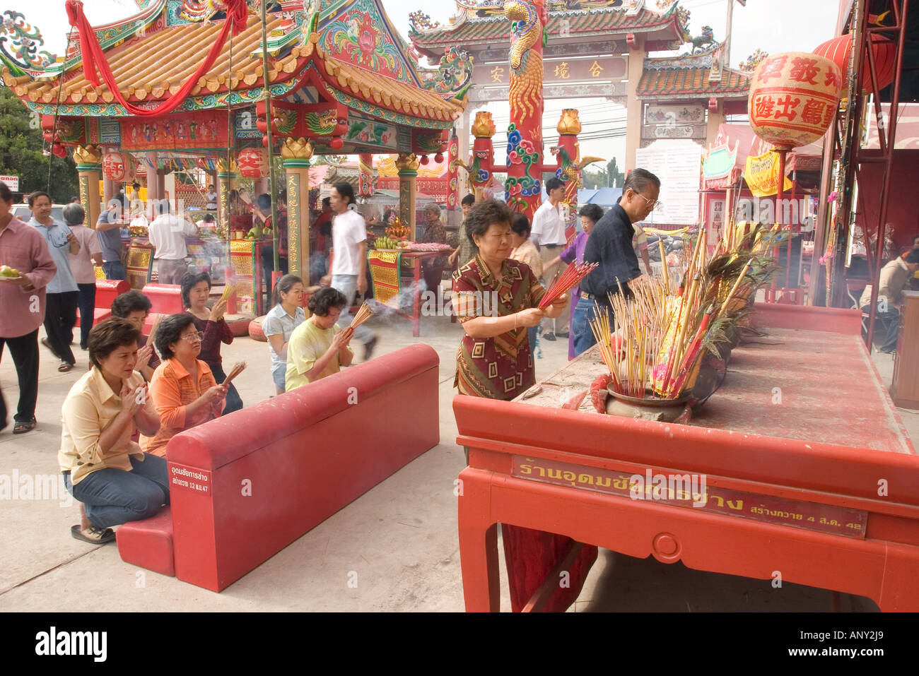 People praying at the Chinese temple Stock Photo - Alamy