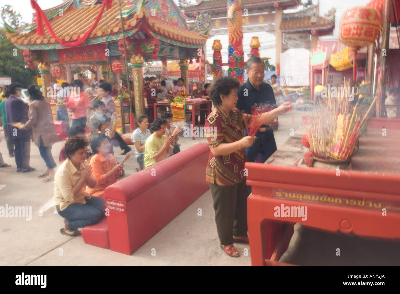 People praying at the Chinese temple Stock Photo - Alamy