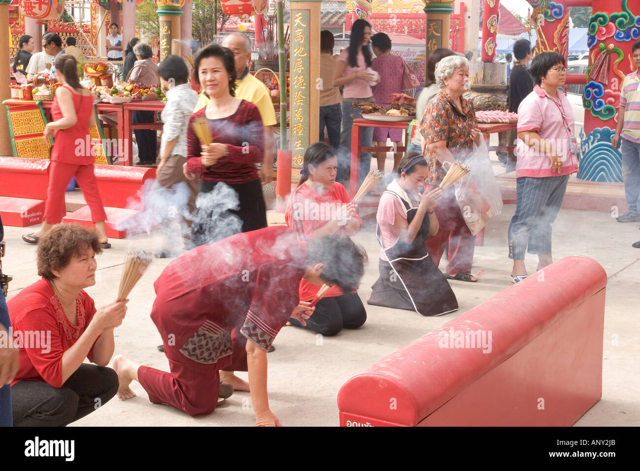 People praying at the Chinese temple Stock Photo - Alamy