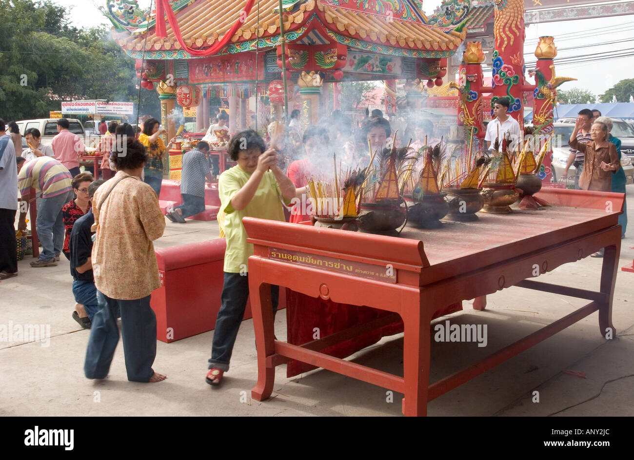 People praying at the Chinese temple Stock Photo - Alamy