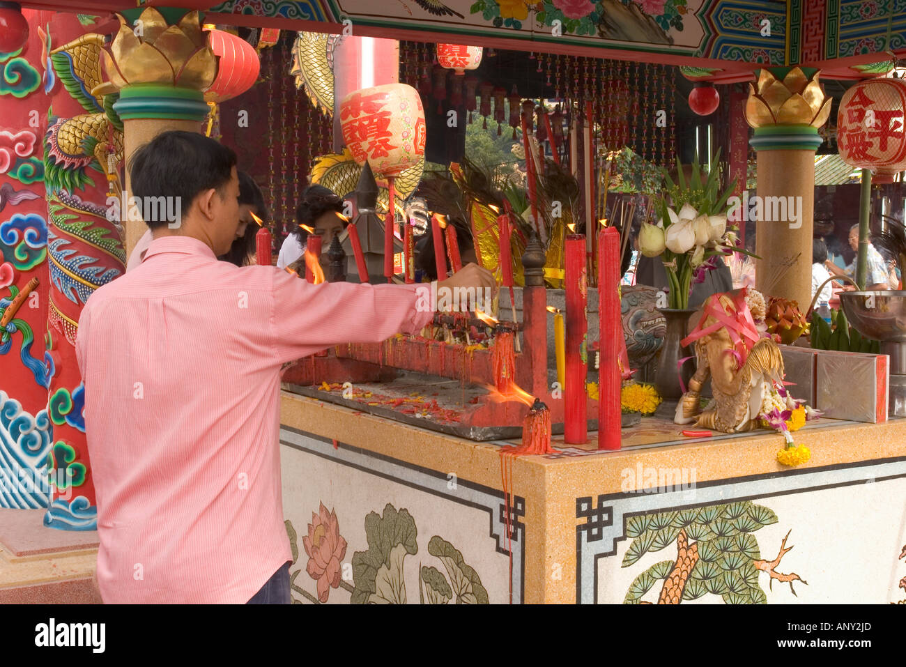 People praying at the Chinese temple Stock Photo - Alamy