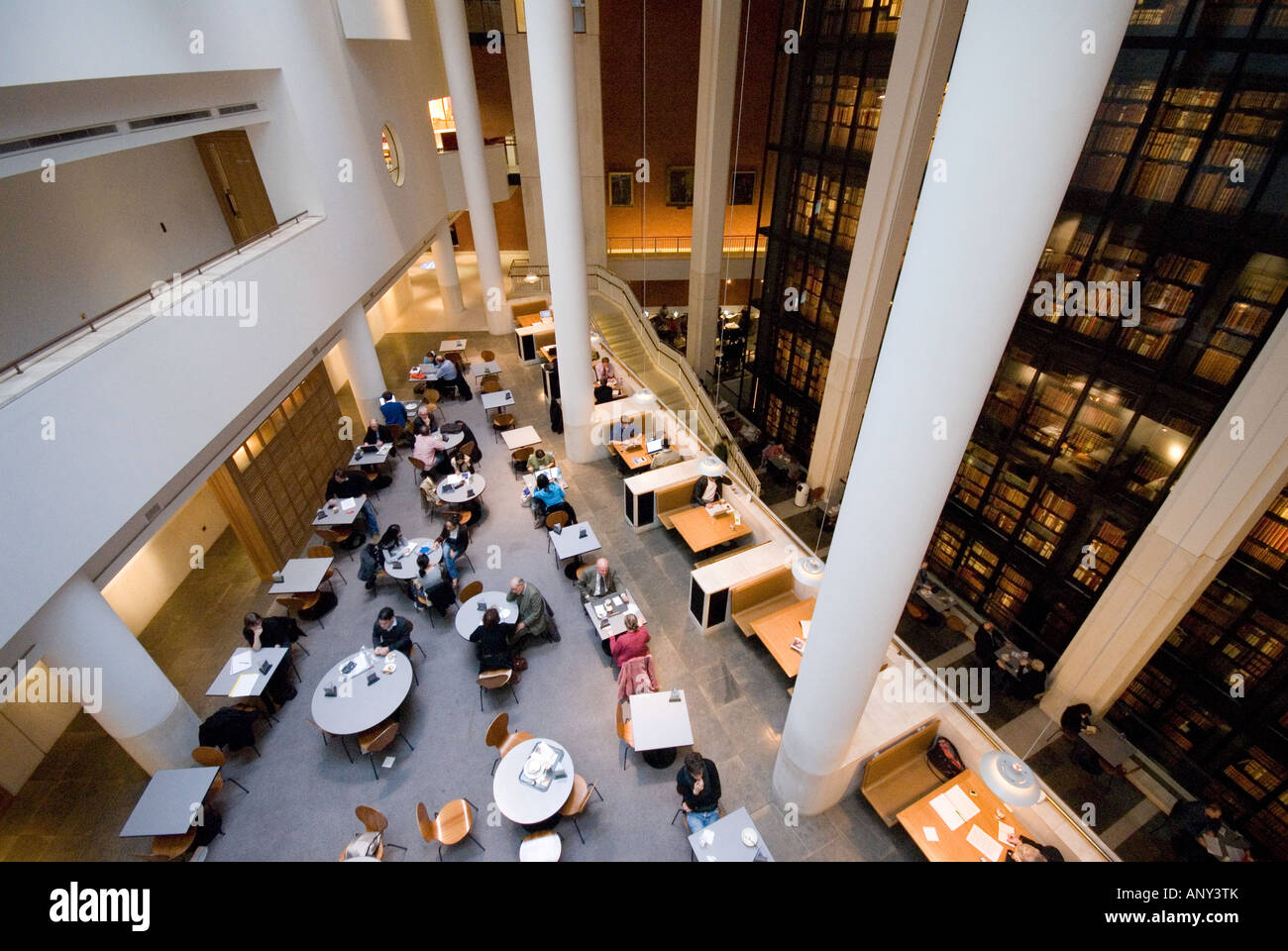 The british library in kings cross hi-res stock photography and images ...