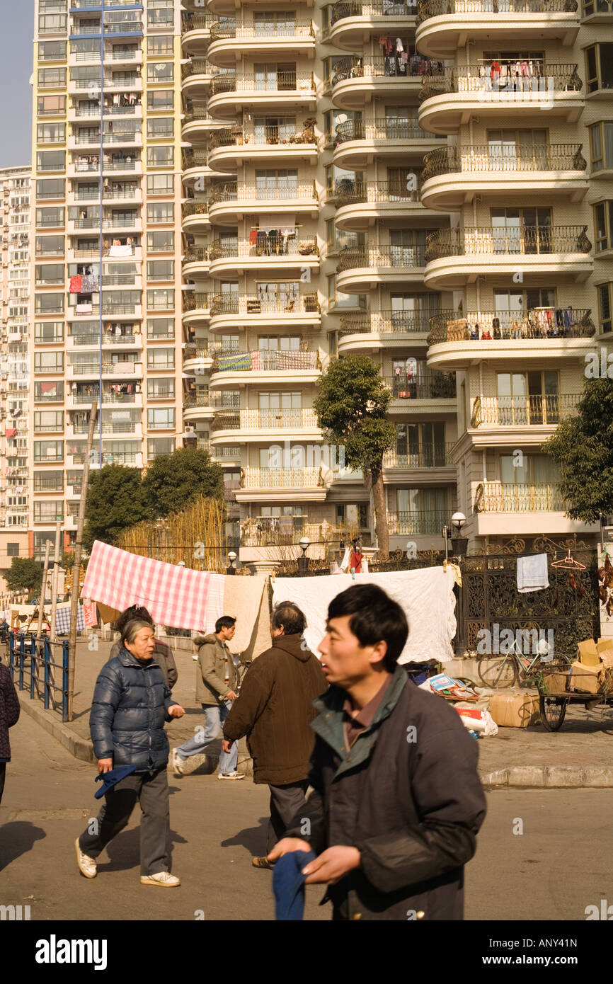 Street life. Shanghai, Peoples' Republic of China Stock Photo - Alamy