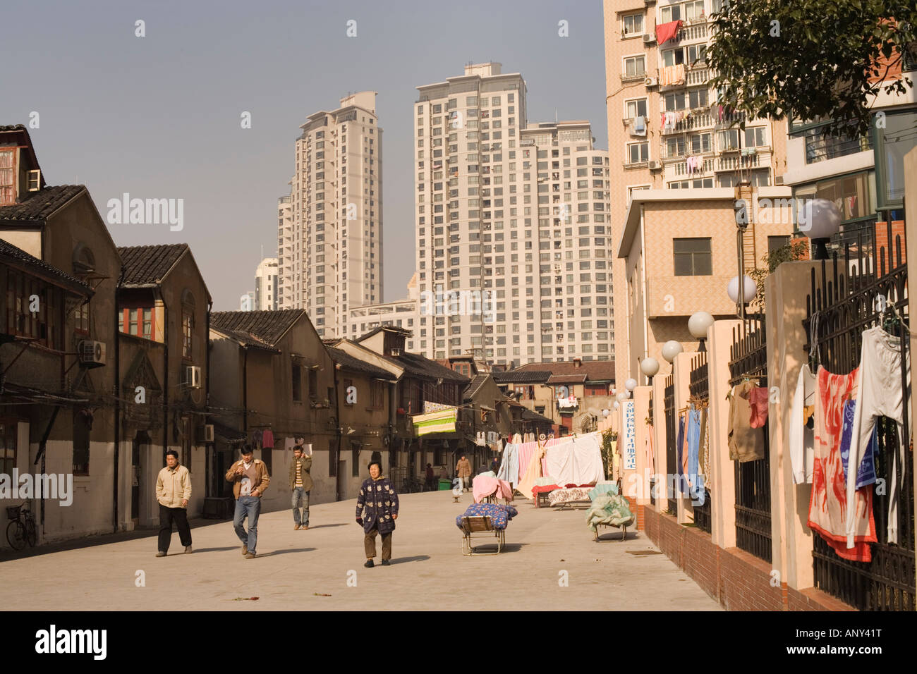 Street life. Shanghai, Peoples' Republic of China Stock Photo - Alamy