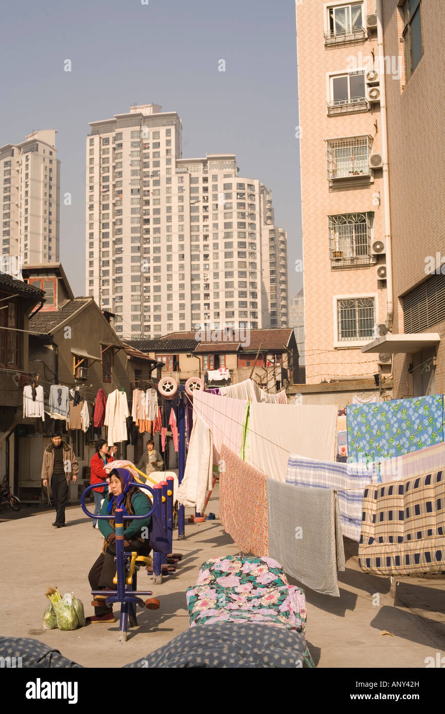Street life. Shanghai, Peoples' Republic of China Stock Photo - Alamy