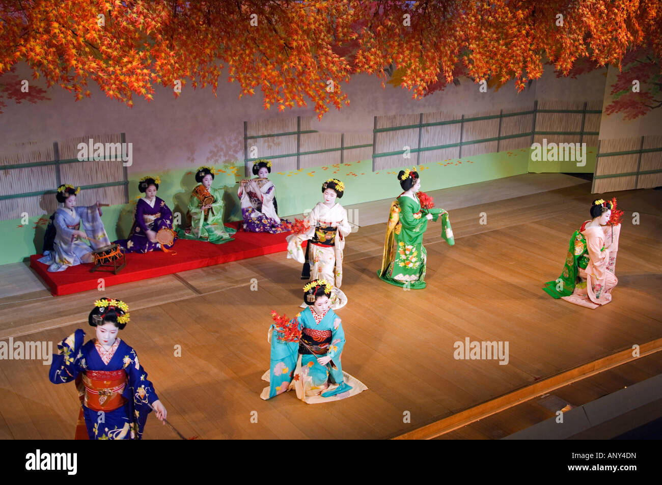 Japan geisha dance hi-res stock photography and images - Alamy