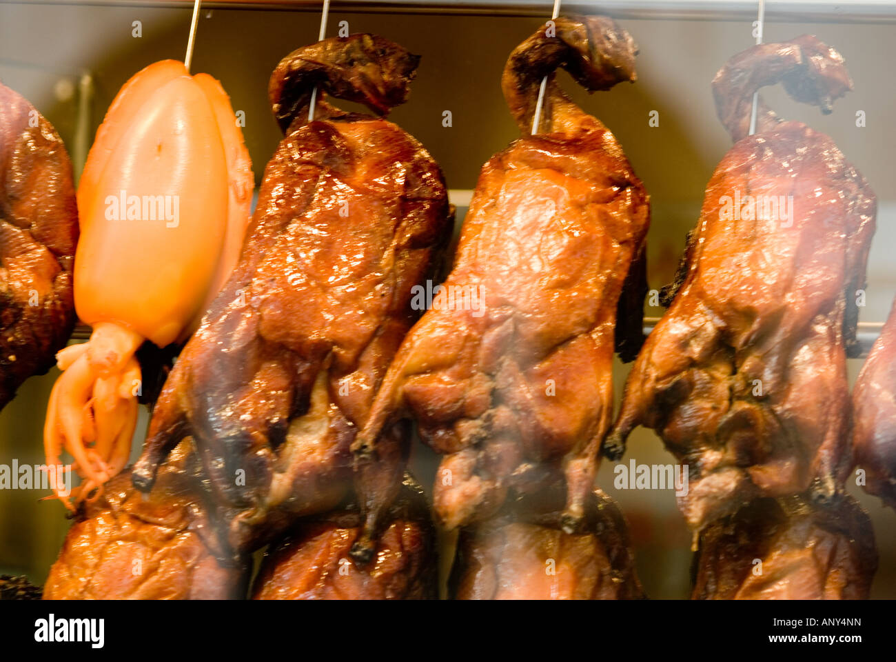 Chinatown restaurant food in the window London Stock Photo - Alamy