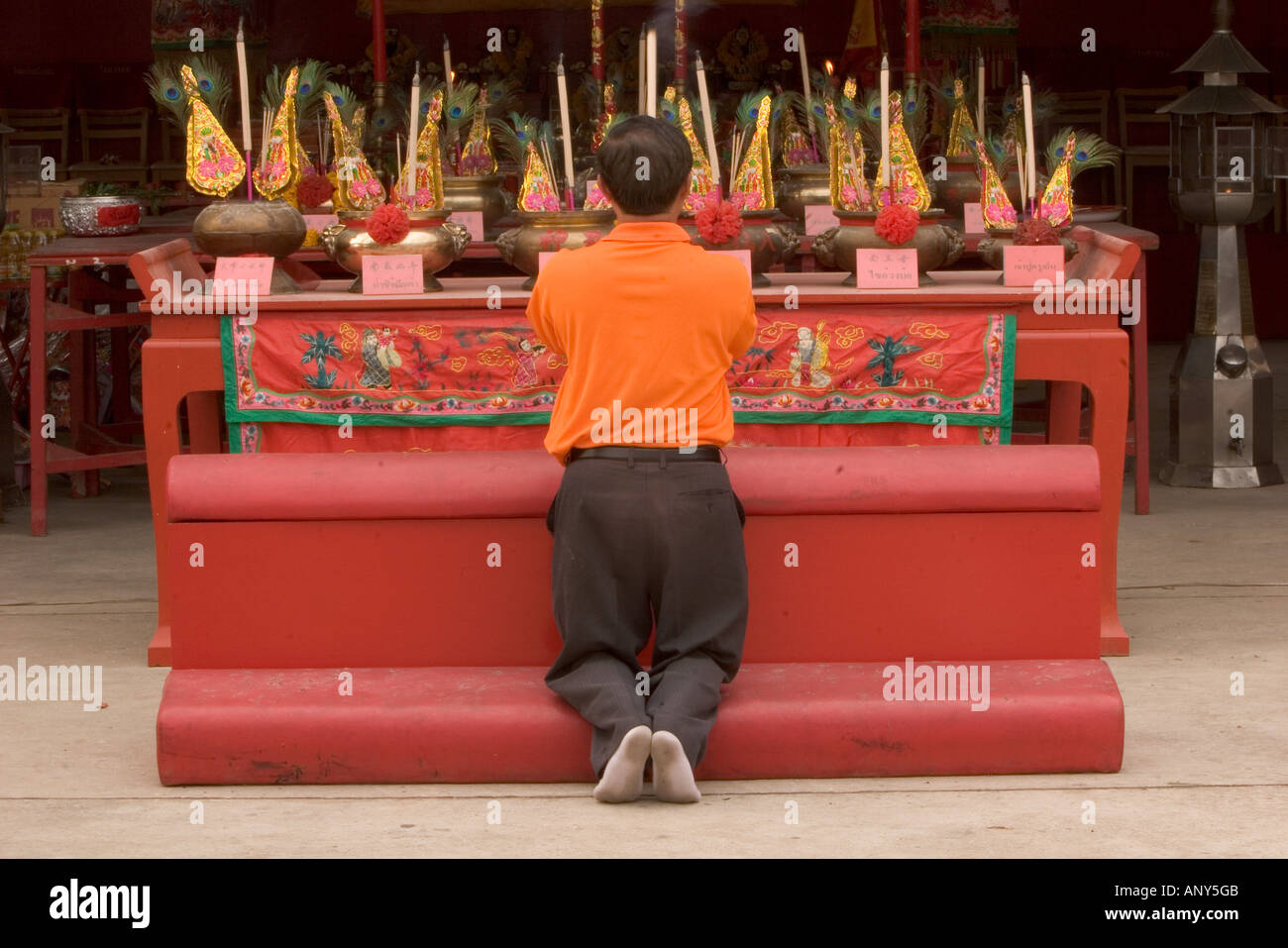 Thailand, Chinese person praying at the Chinese shrine Stock Photo - Alamy
