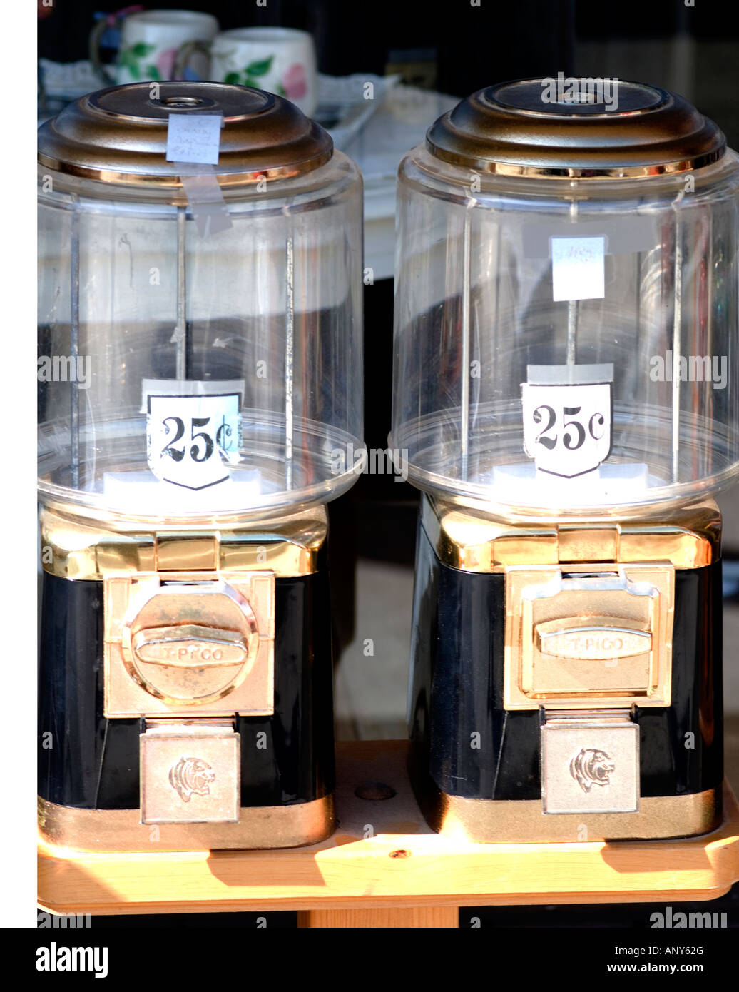 Gumball machine hi-res stock photography and images - Alamy