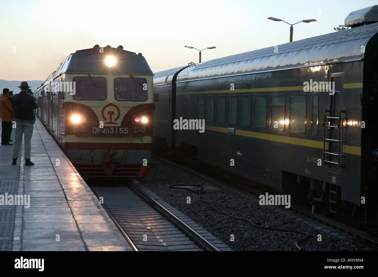 Lhasa express train hi-res stock photography and images - Alamy