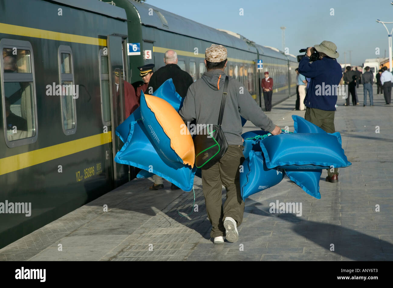 Oxygen pillows, Qingzang/Qinghai-Xizang train, the world's highest ...