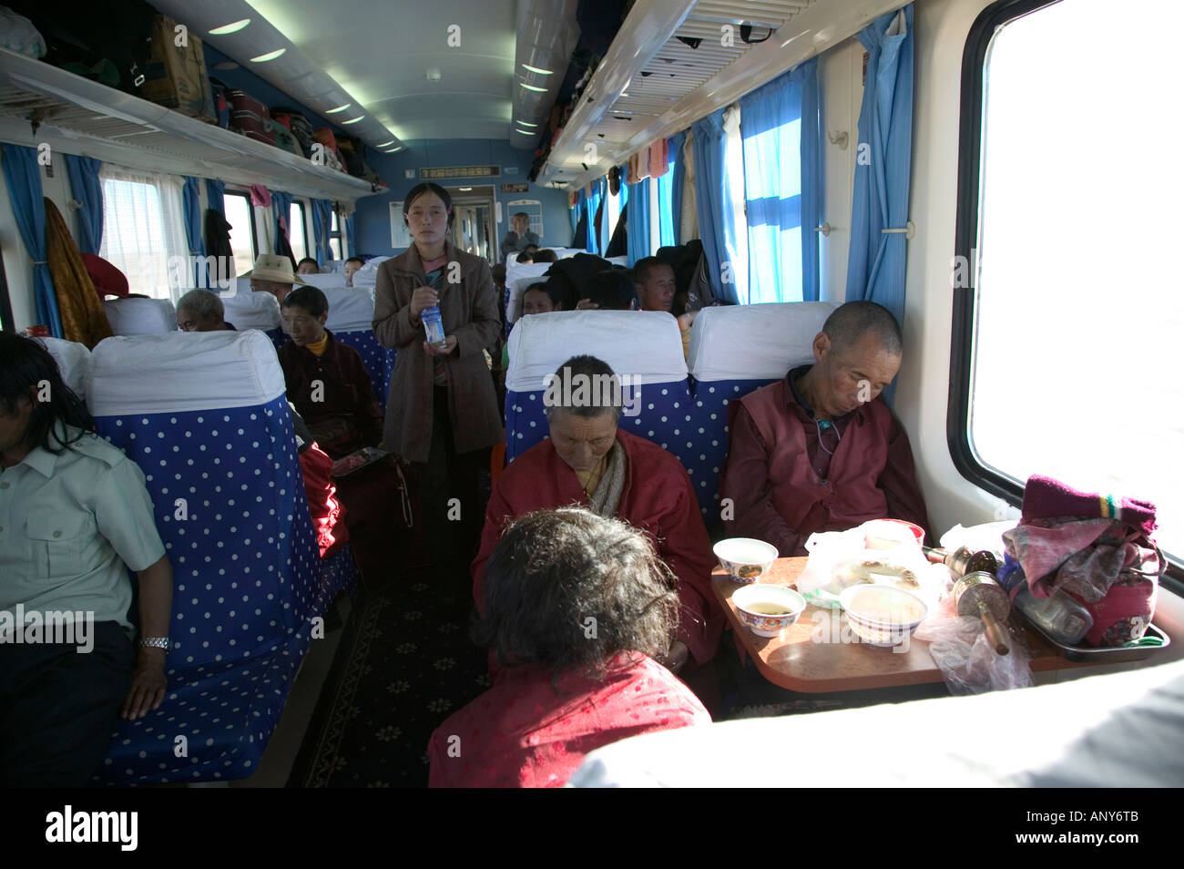 Tibetan pilgrims, Qingzang/Qinghai-Xizang train, the world's highest ...