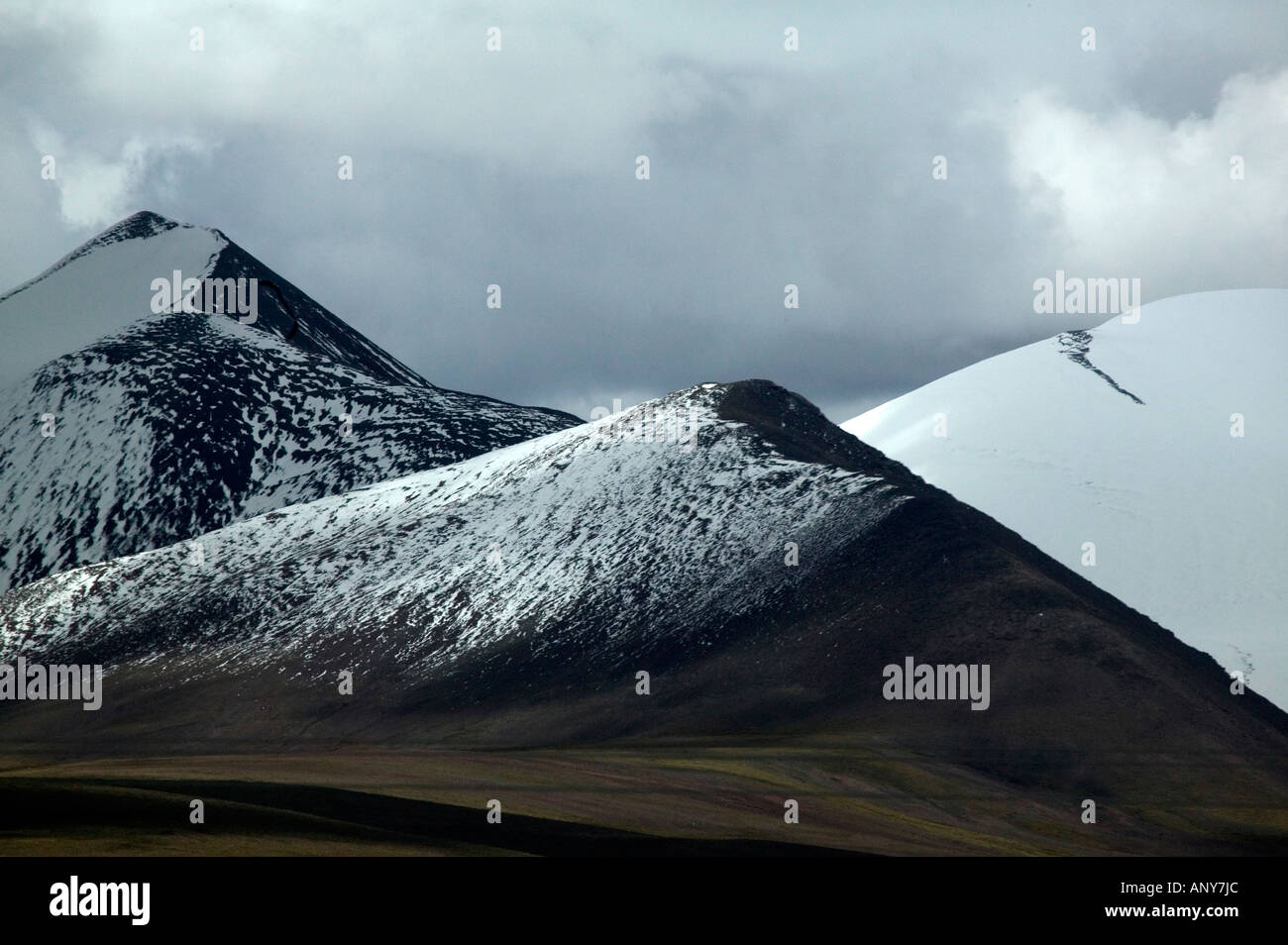 Mountain scenery of the Tangula Express / Sky Train, from Golmud ...