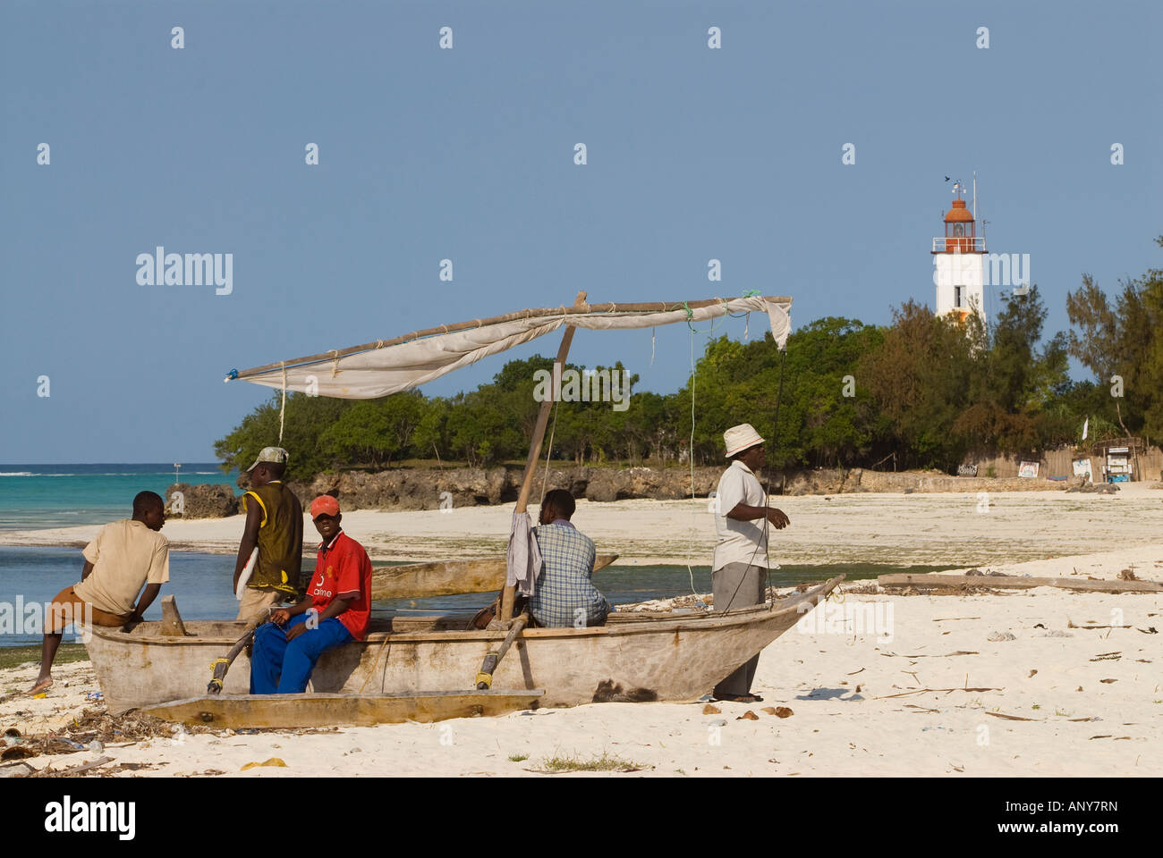 Dhow traditional boat lateen sails hi-res stock photography and images ...
