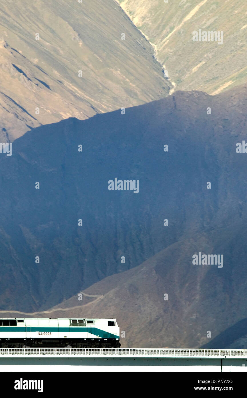 The Qingzang/Qinghai-Xizang train approaching Lhasa, Tibet Stock Photo ...