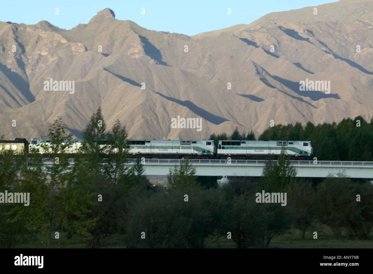 The Qingzang/Qinghai-Xizang train approaching Lhasa, Tibet Stock Photo ...