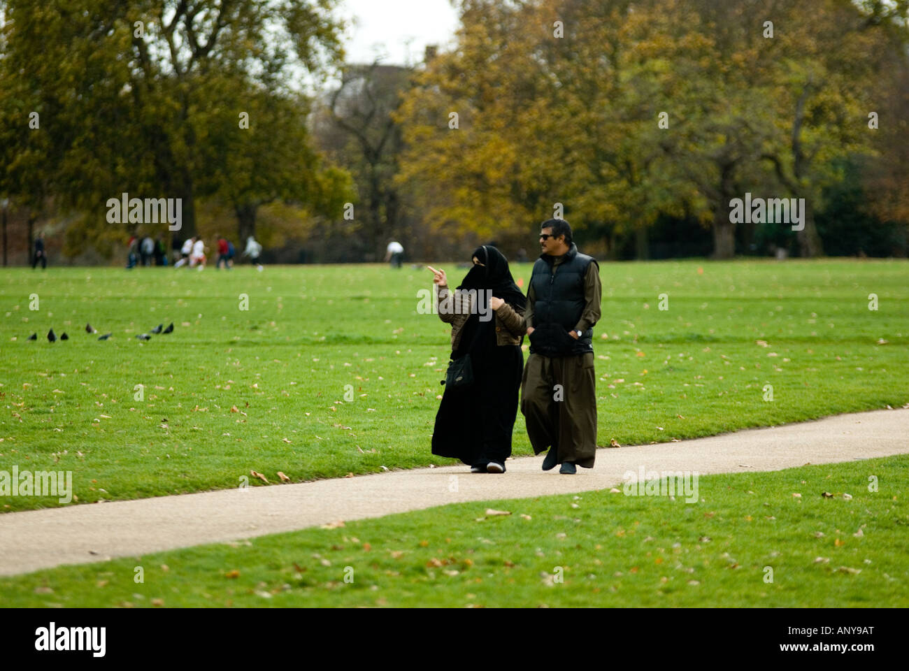 muslim couple talk in hide park London Stock Photo - Alamy