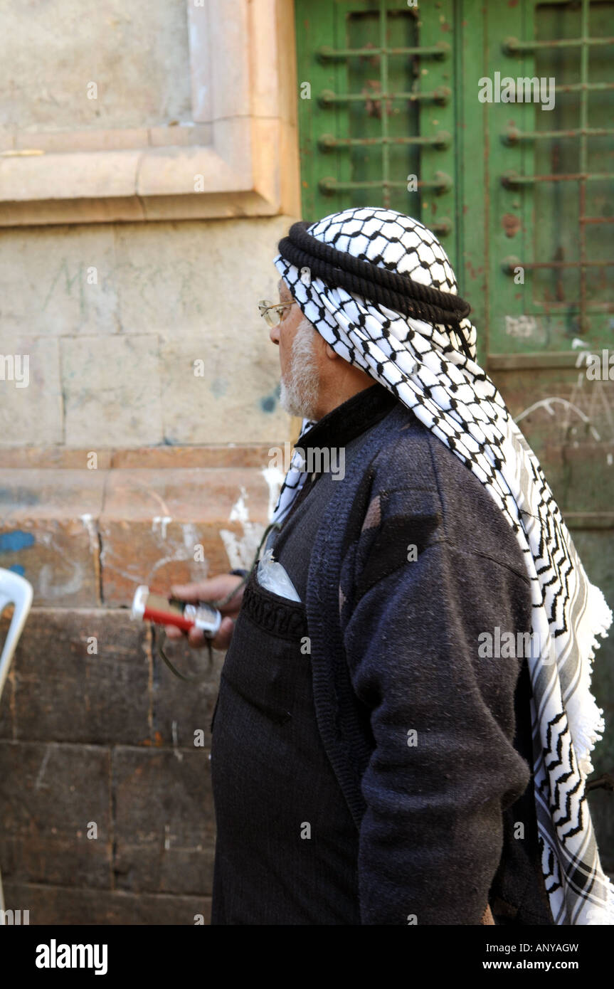 Arab man wearing traditional kafia hi-res stock photography and images ...