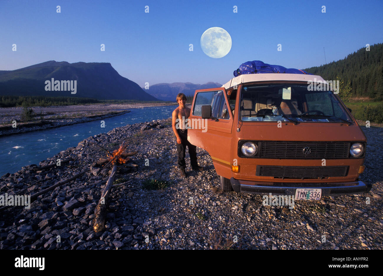 Campfire full moon hi-res stock photography and images - Alamy