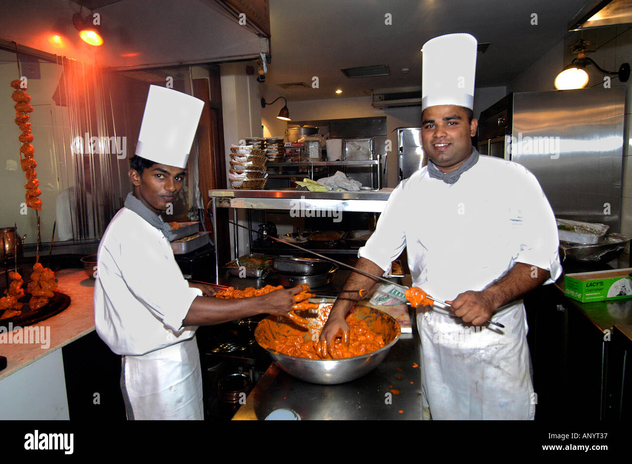 Galle Sri Lanka cooks kitchen indian Tandoori Chicken Stock Photo - Alamy