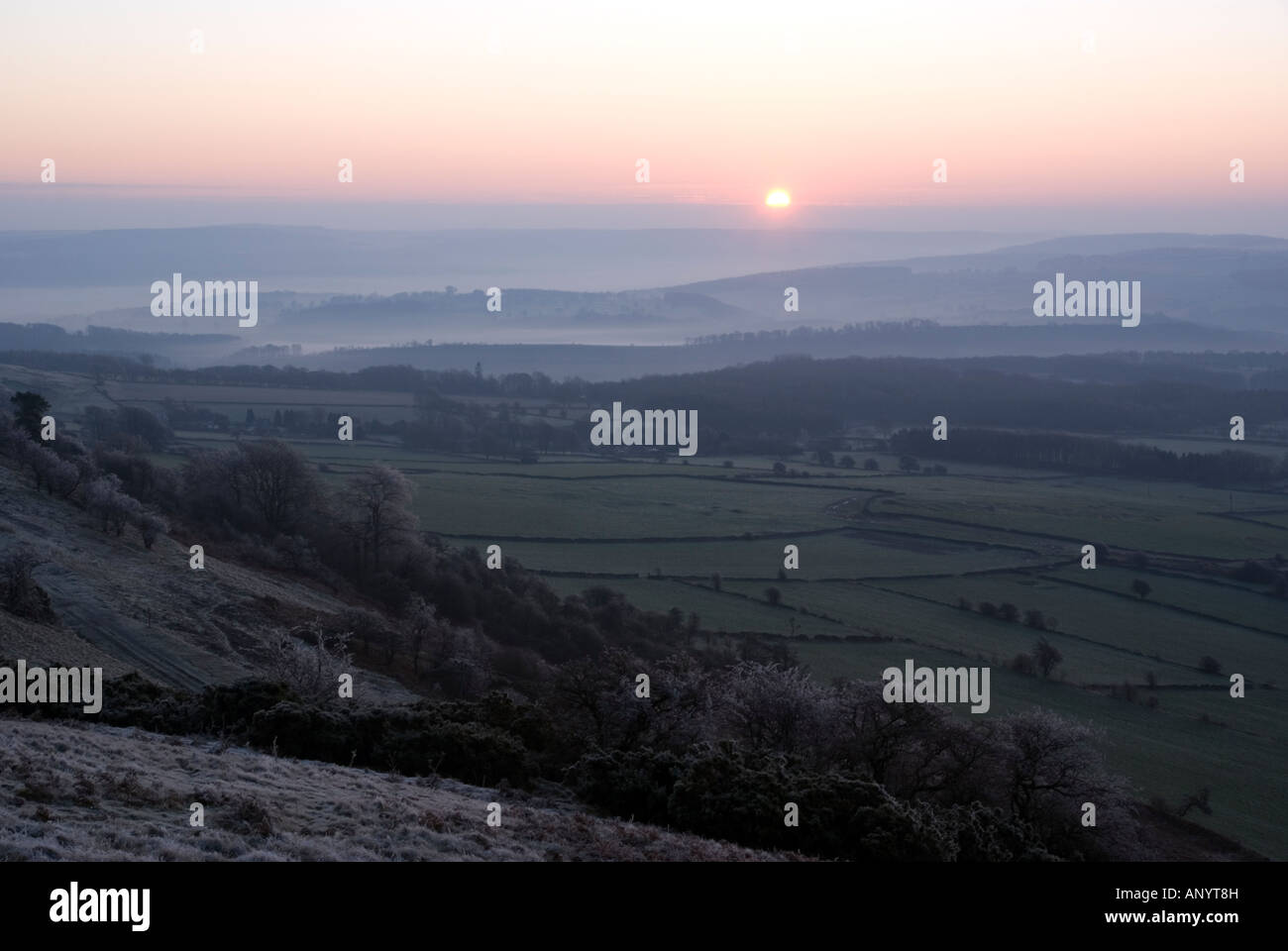 winter sunrise from longstone edge derbyshire Stock Photo - Alamy