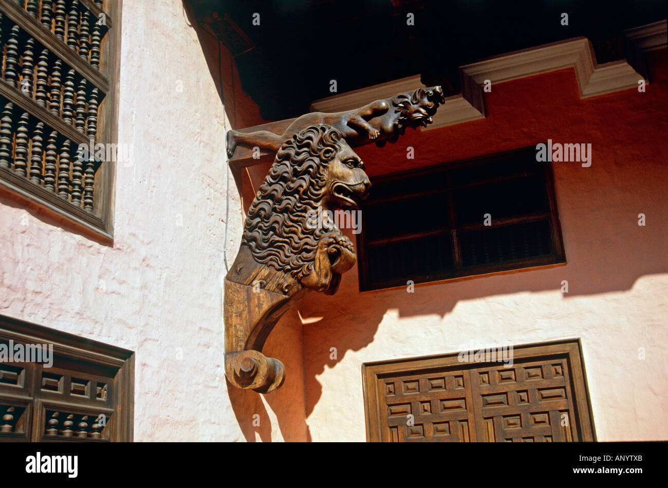 Lion pillar hi-res stock photography and images - Alamy