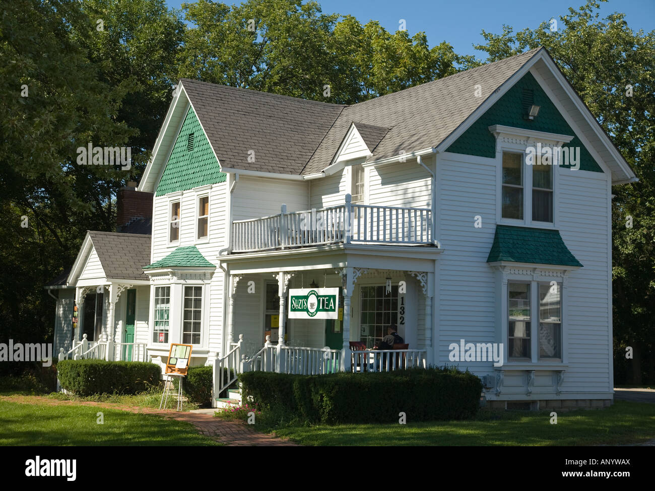 Illinois long grove quaint shopping hi-res stock photography and images ...