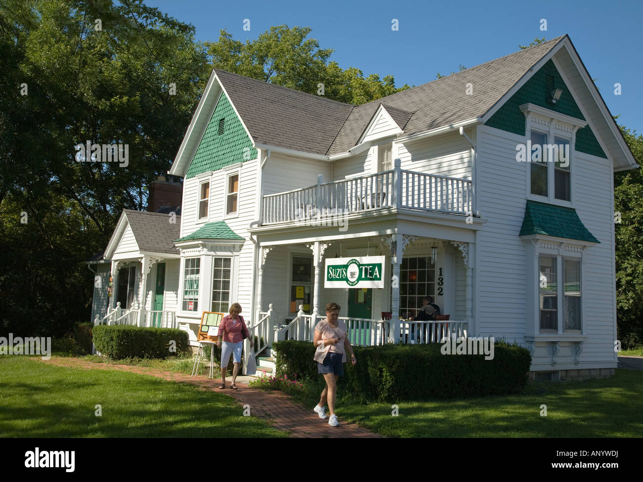 Illinois shopping retail women store hi-res stock photography and ...