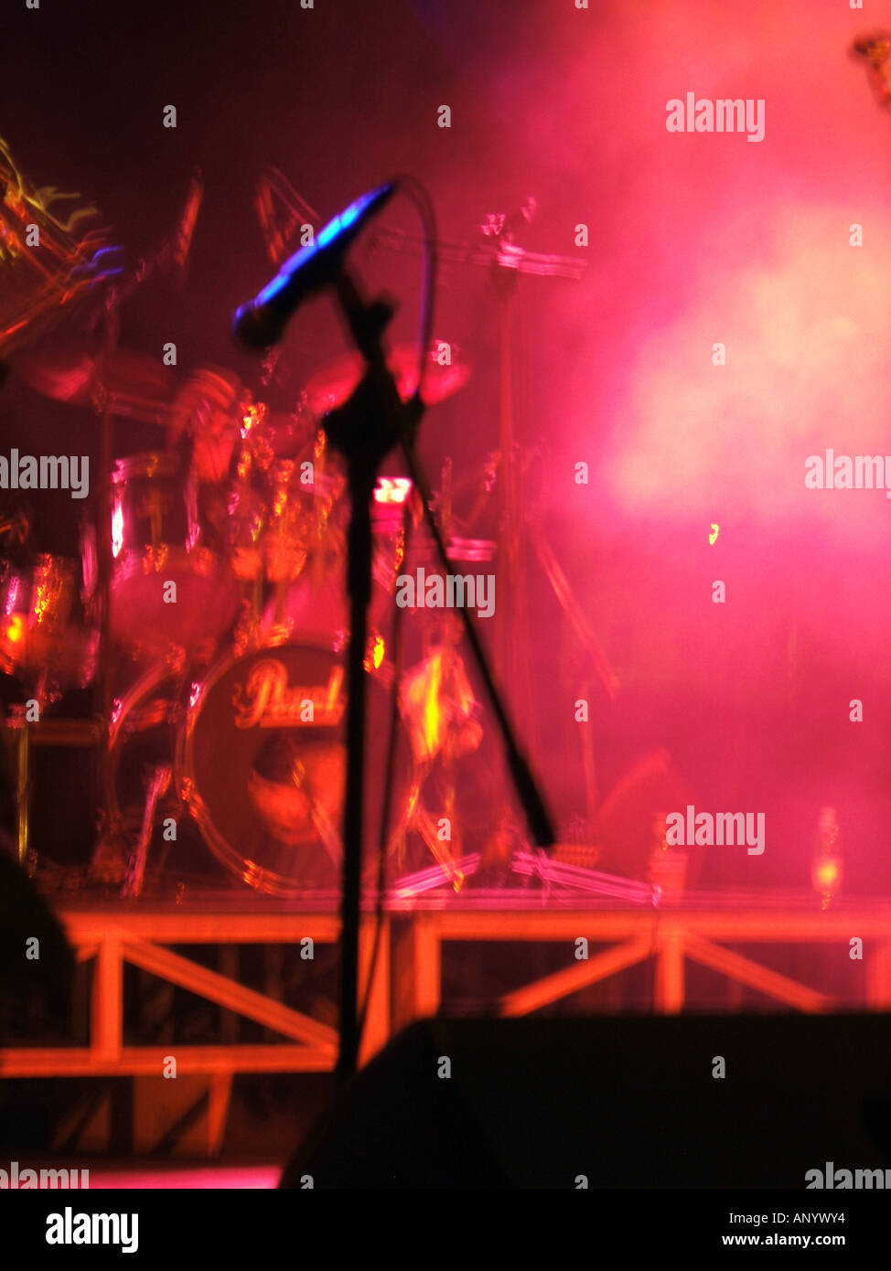 empty stage music concert set at night Stock Photo - Alamy