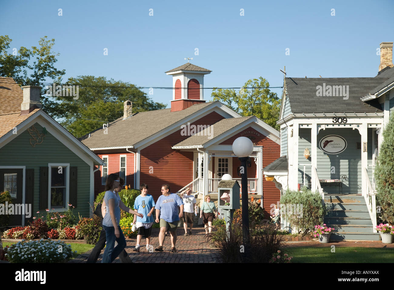 Illinois long grove quaint shopping hi-res stock photography and images ...