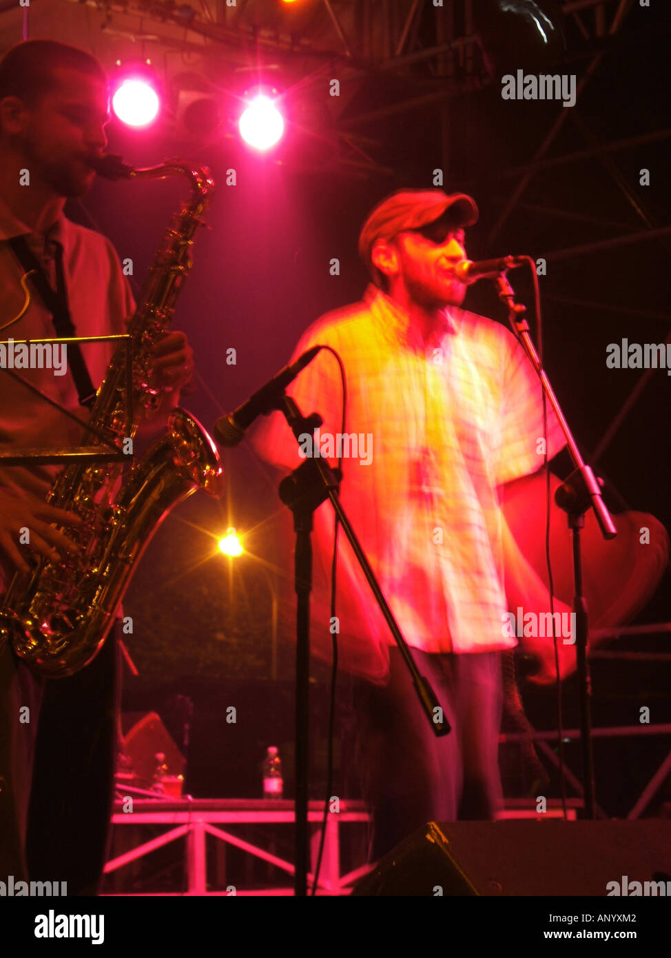 Lead singer of pop group blur hi-res stock photography and images - Alamy