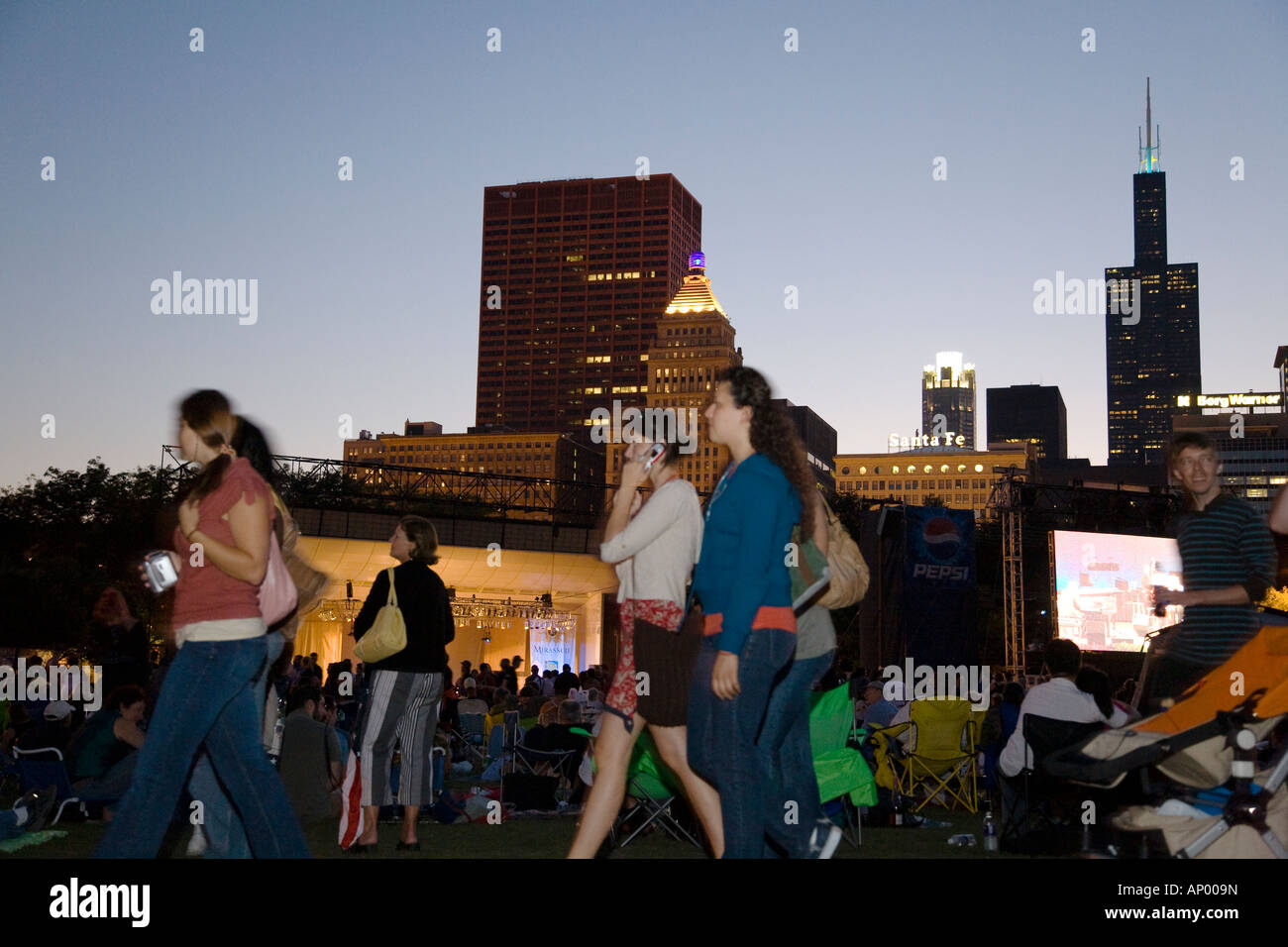 Crowd people in grant park hi-res stock photography and images - Alamy