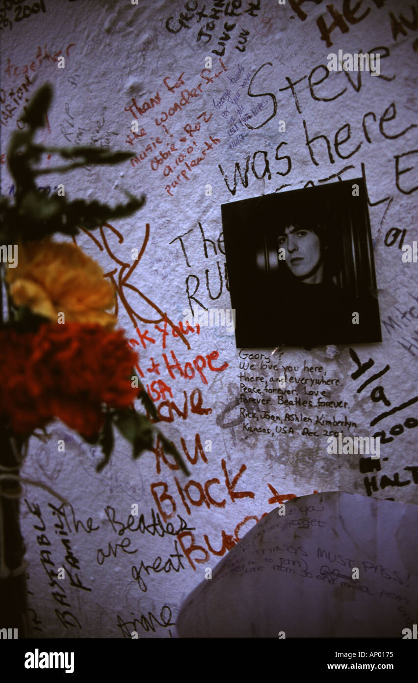 A memorial to the late George Harrison outside the Abbey Rd recording ...