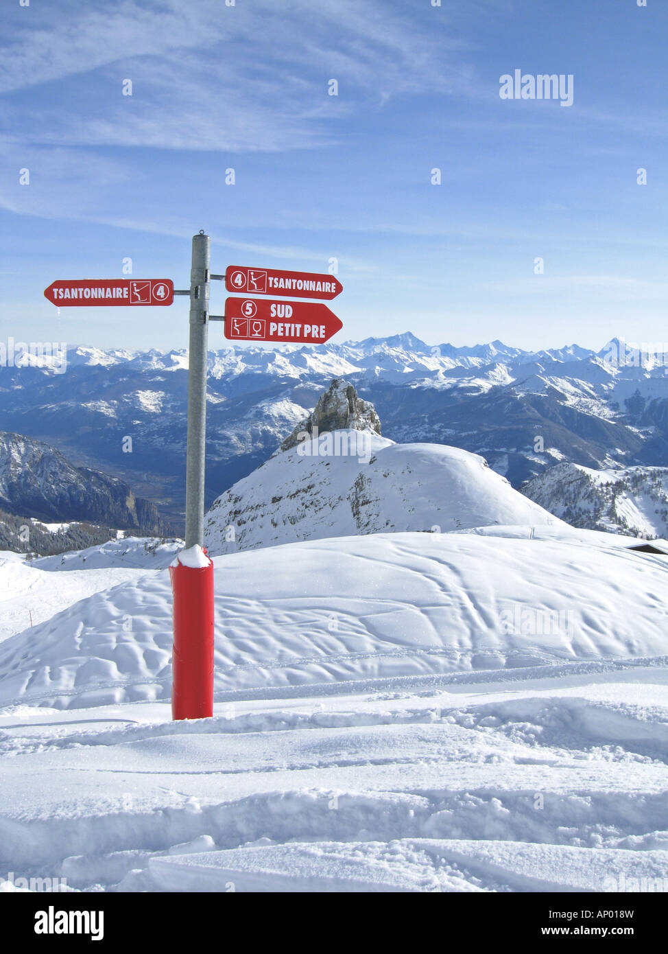 Piste marker sign hi-res stock photography and images - Alamy