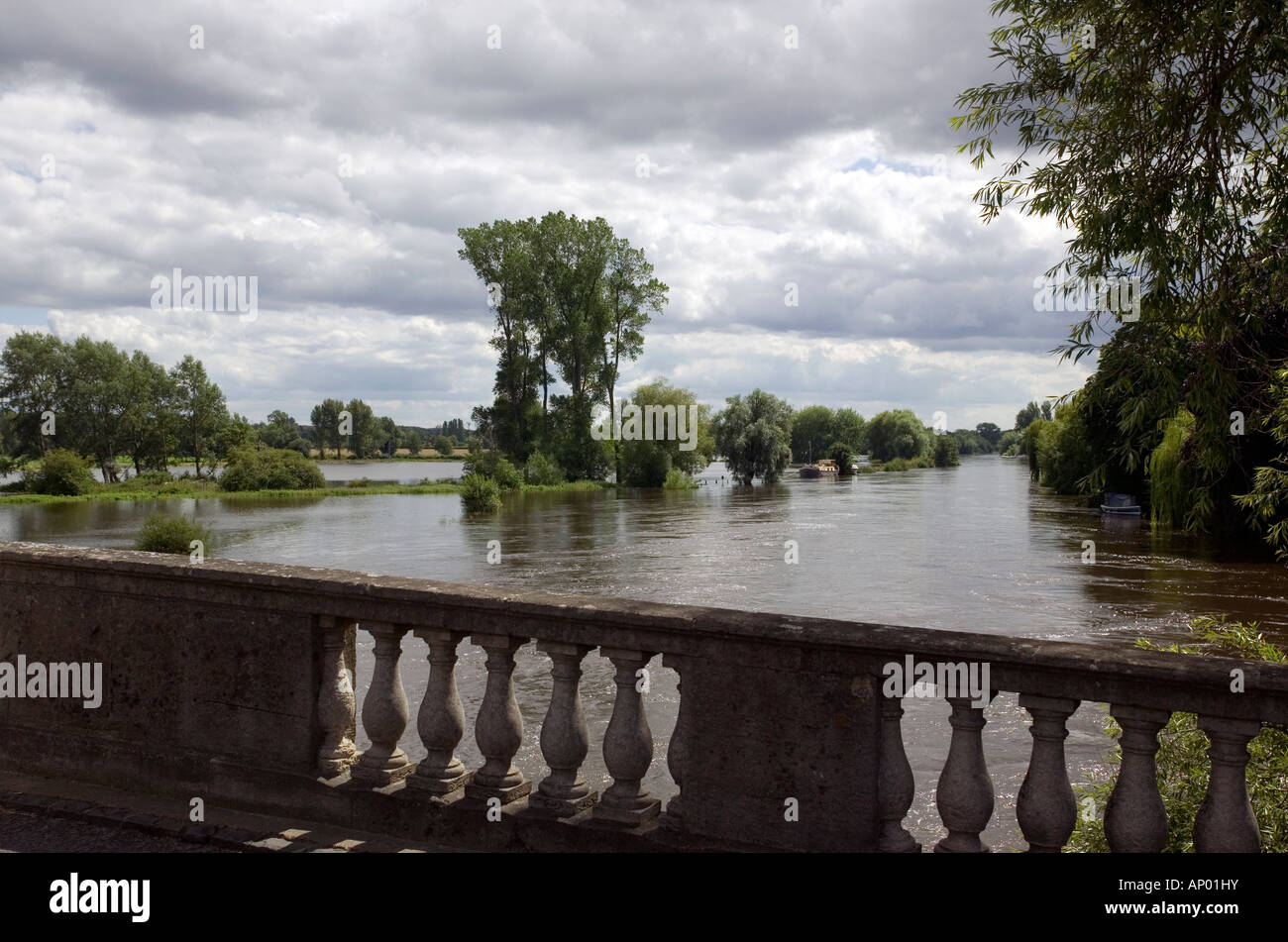 River Thames in flood at Wallingford Oxon UK 2007 Stock Photo - Alamy