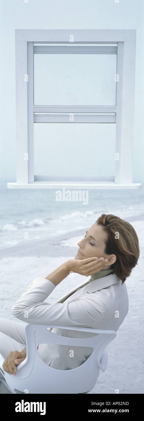 Thinking out side of the box hi-res stock photography and images - Alamy